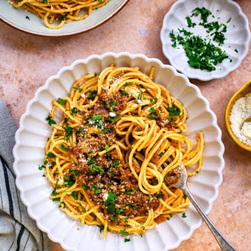 Greek Spaghetti With Meat Sauce (Makaronia me Kima) - Supergolden Bakes